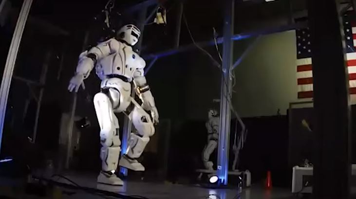 Le robot humanoïde R5 : Valkyrie danse dans une vidéo musicale de la ...