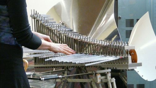 Le Cristal Baschet, un orgue rare fait de tiges de verre, de métal et ...